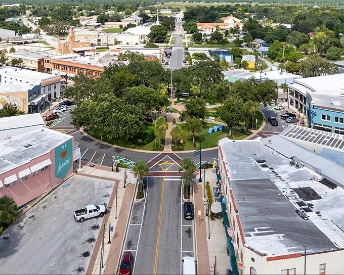 Sebring's charming downtown circle looks like a movie set where Jimmy Stewart might stroll by any minute.