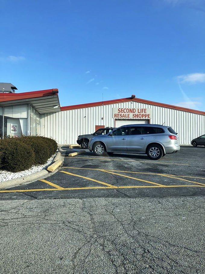 Second Life's warehouse-style building hints at the treasure hunt waiting inside this Crown Point gem.