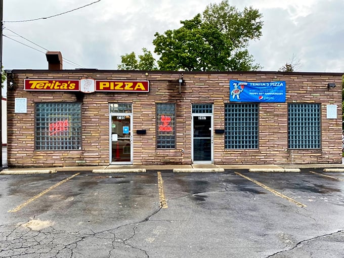 Terita's stone facade looks like it's guarding pizza secrets. Those glass blocks have witnessed countless "oohs" and "aahs" over perfect pies.