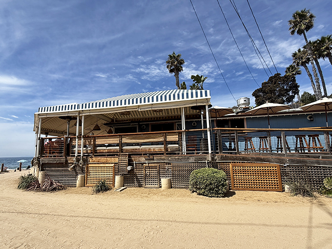 Rustic charm meets ocean drama at this weathered cottage serving comfort food classics.