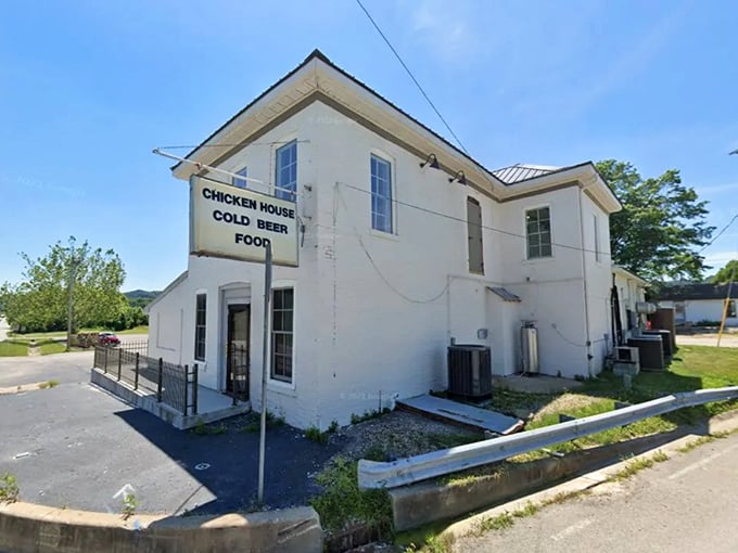 "Chicken House, Cold Beer, Food" - now that's truth in advertising! This white building keeps it simple because the chicken speaks for itself.