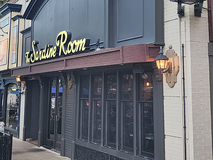 Elegant gold lettering on sophisticated blue &ndash; this is how you announce serious seafood without shouting.