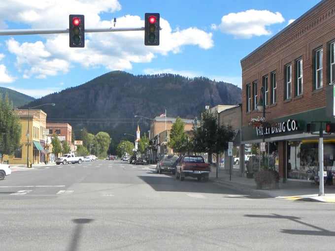 Mountain views frame this cozy town like nature's own picture window, no cable subscription required here. 