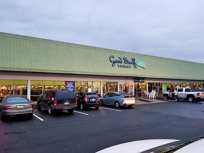Those shopping carts lined up outside tell the whole story: serious treasure hunters shop here regularly.