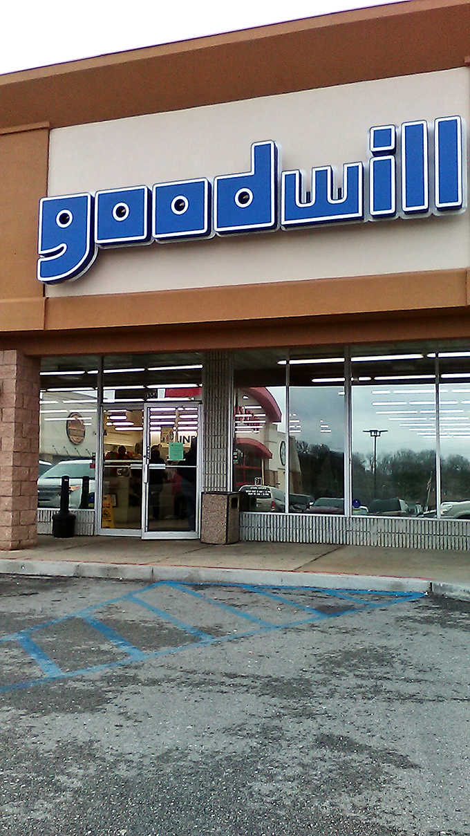 Wide parking lot means plenty of room for all those folks loading up furniture finds.