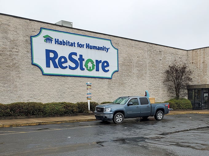 When a building this size dedicates itself to secondhand treasures, you know you're in for serious shopping therapy.