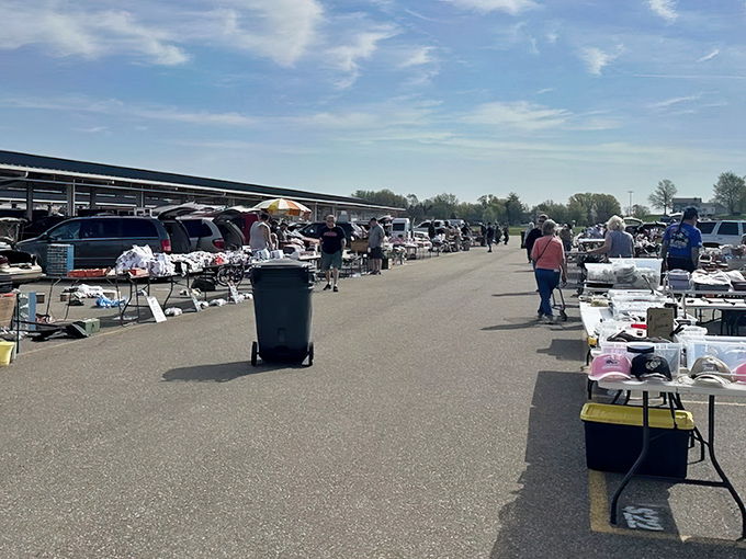 Sunshine and bargains await at Hartville's outdoor market. The perfect recipe for a Saturday treasure hunt!