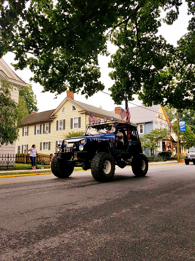 Sometimes the most beautiful moments happen when everyday life meets small-town character like this perfectly.