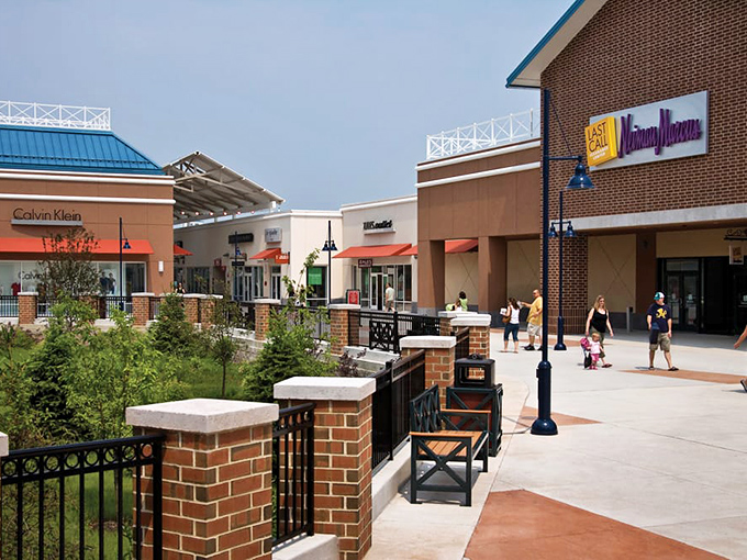 Calvin Klein neighbors with casual eateries in this shopper's paradise. Fashion and food&mdash;the ultimate power couple of any successful outing.