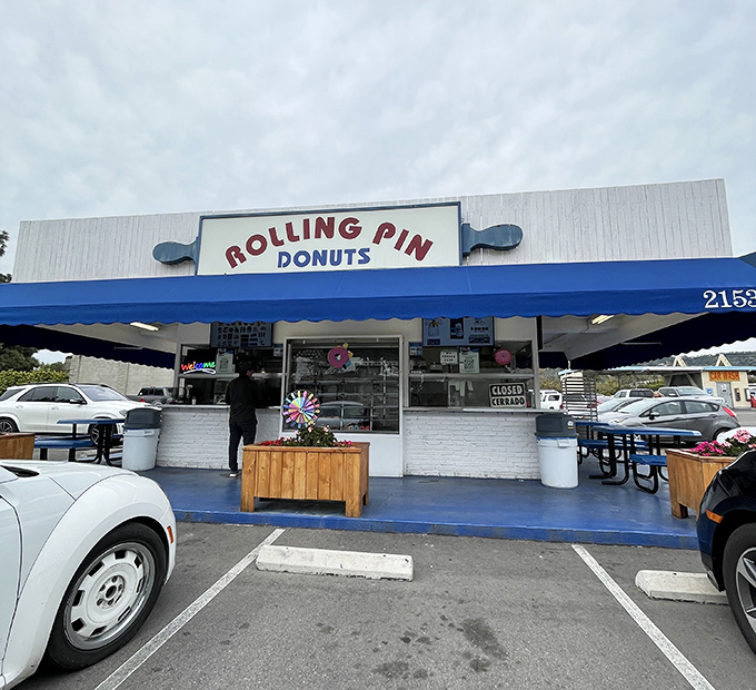 Rolling Pin's no-nonsense approach to storefront design lets the aroma do all the talking instead.