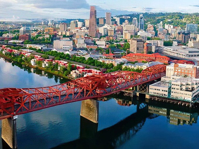 Starts with a bridge, ends with a love letter—steel, skyline, and a city that sizzles with soul.