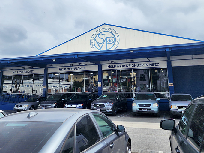 That "Help Your Planet, Help Your Neighbor" message captures the heart of secondhand shopping perfectly.