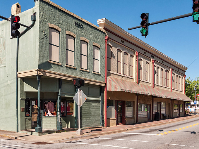 When your downtown looks this good, even the traffic lights seem to be posing for pictures. 