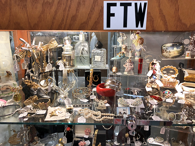 This jewelry case is where your grandmother's missing brooch probably ended up. "FTW" indeed&mdash;For The Win in vintage treasure hunting!
