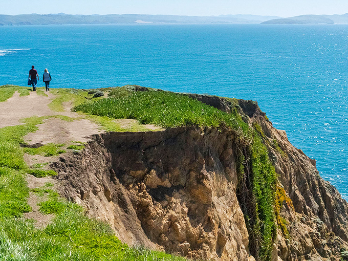 The edge of America, where hikers are rewarded with views that make smartphone cameras weep with inadequacy.