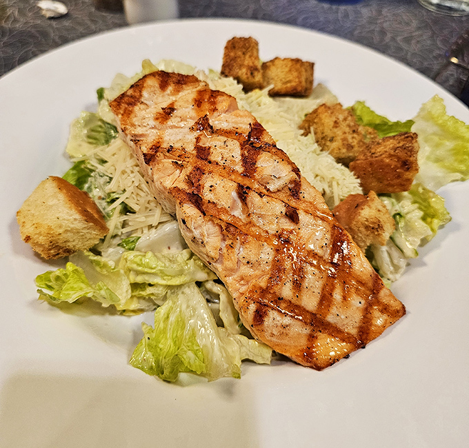 The Caesar Salad arrives looking like it's ready for its Hollywood screen test. Crisp romaine and grilled salmon&mdash;a combination Lucille Ball would approve of.