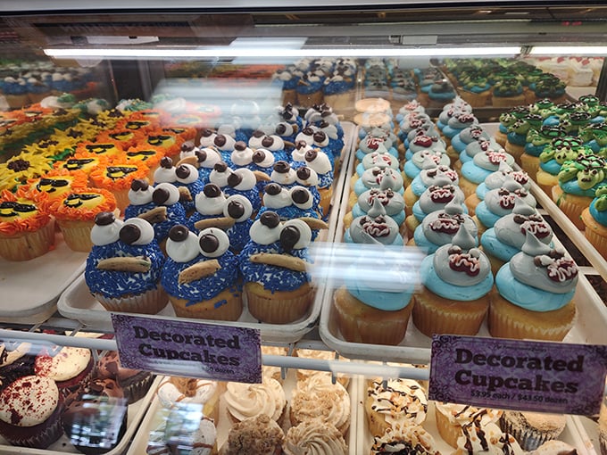 These cupcakes look like they were decorated by sugar fairies with art degrees and excellent taste.