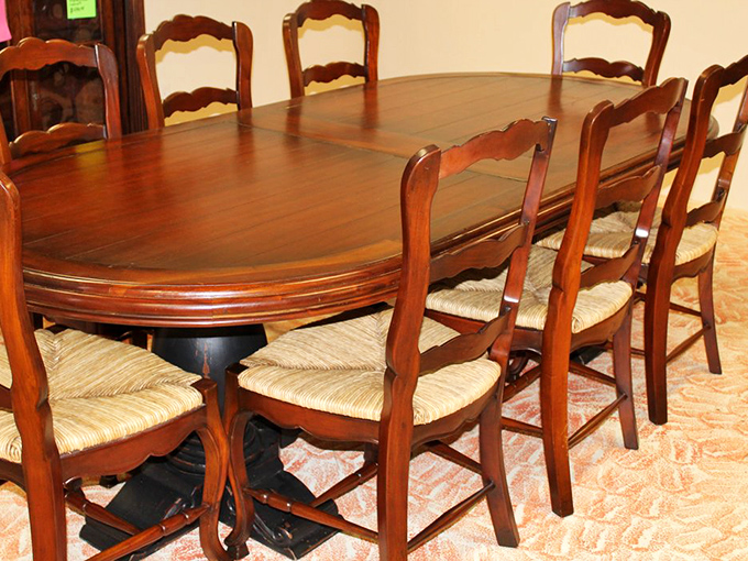 This isn't just a dining set&mdash;it's a portal to Sunday family dinners circa 1965, complete with pot roast conversations and no smartphones in sight.