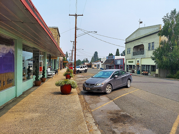 Etna's downtown could double as a movie set for "Charming Small Town, USA" &ndash; complete with American flags and unhurried pace.