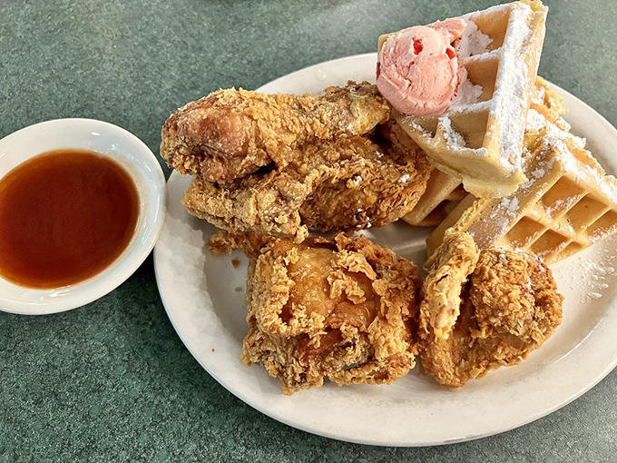 Behold: the crown jewel of Metro's kingdom. That chicken's so perfectly fried, it deserves its own Instagram account.