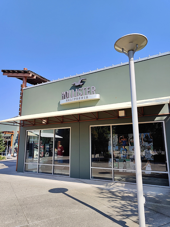 Hollister's beachy California vibe brings West Coast cool to Washington, minus the surfboard and with significantly better prices. 