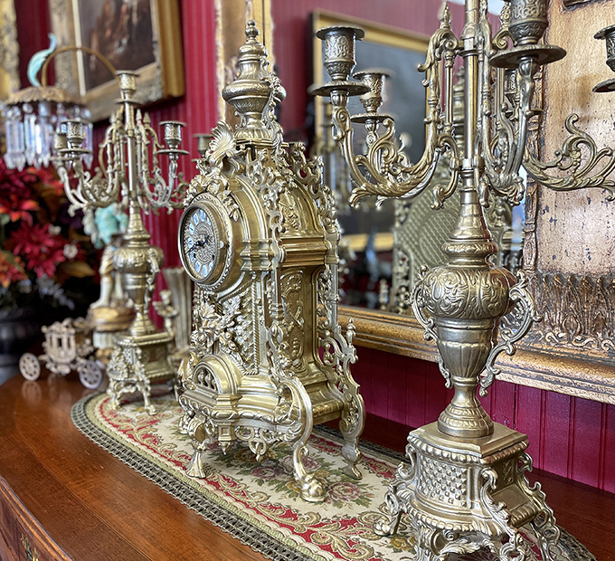 Gilded grandeur from another era! This ornate mantel clock doesn't just tell time; it tells tales of parlors past and conversations long concluded.