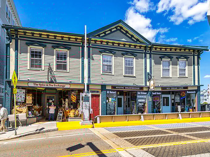Ice cream and spices&mdash;the yin and yang of culinary delight&mdash;coexist peacefully in this harborside building where calories don't count if you're on vacation.