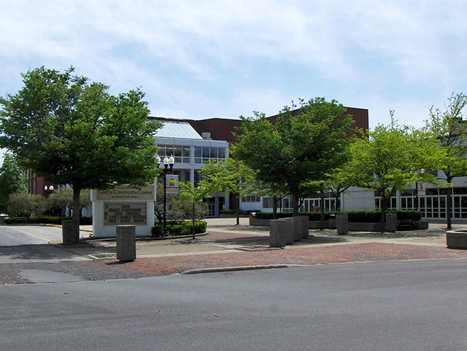 The Veterans Memorial Civic and Convention Center brings world-class entertainment to Lima with ticket prices that won't force you to eat ramen for a month.