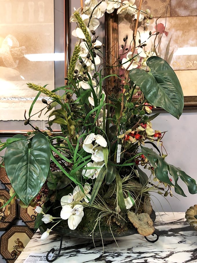 Nature's beauty, artificially preserved! This floral arrangement brings perpetual spring without the need for water or green thumbs.
