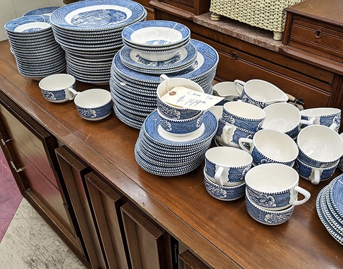 Blue Willow china patterns that grandmother would recognize instantly. This complete set could transform Sunday dinners from paper plate affairs to "the good dishes" territory.
