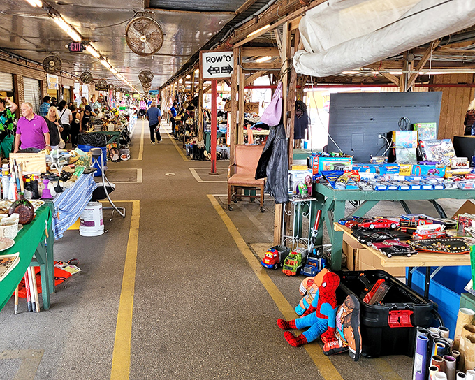 These covered walkways are where serious treasure hunters separate themselves from the casual Sunday browsers.