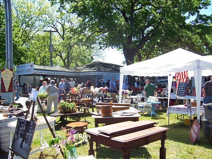 Outdoor antique markets bring fresh air to your treasure hunting adventures every weekend.