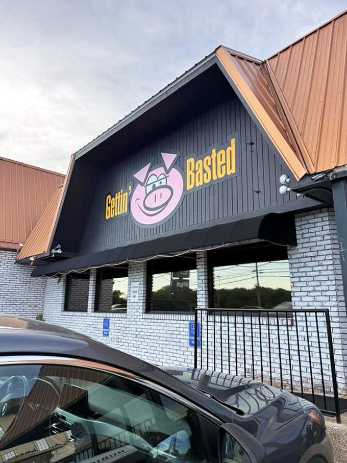 That playful pig mascot knows exactly what he's doing – beckoning you toward barbecue bliss in Branson.