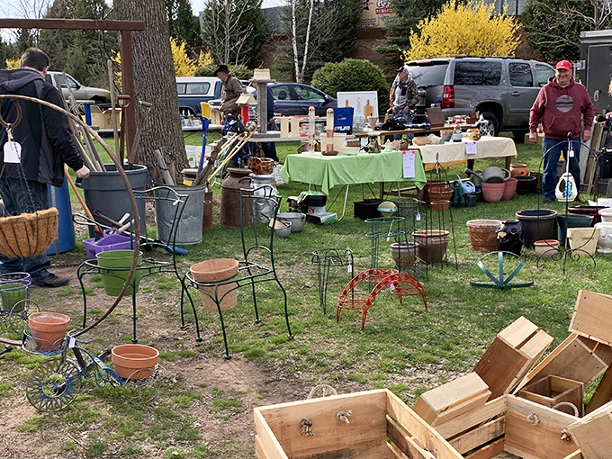 Garden treasures galore! These metal plant stands are begging to display your summer flowers or hold that quirky gnome collection.