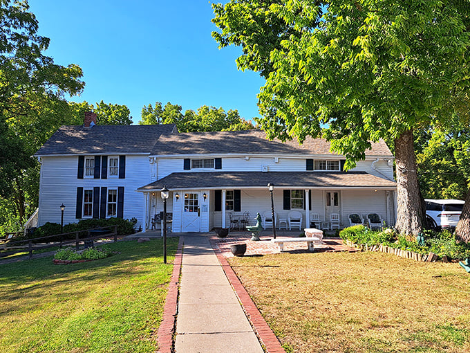 Stroud's farmhouse setting promises a chicken dinner like grandma used to make. White clapboard and rocking chairs set the perfect scene.