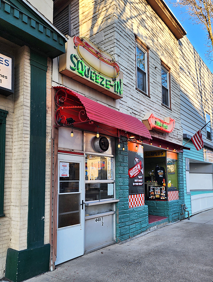 The name says it all &ndash; this cozy spot maximizes every square inch for maximum flavor.