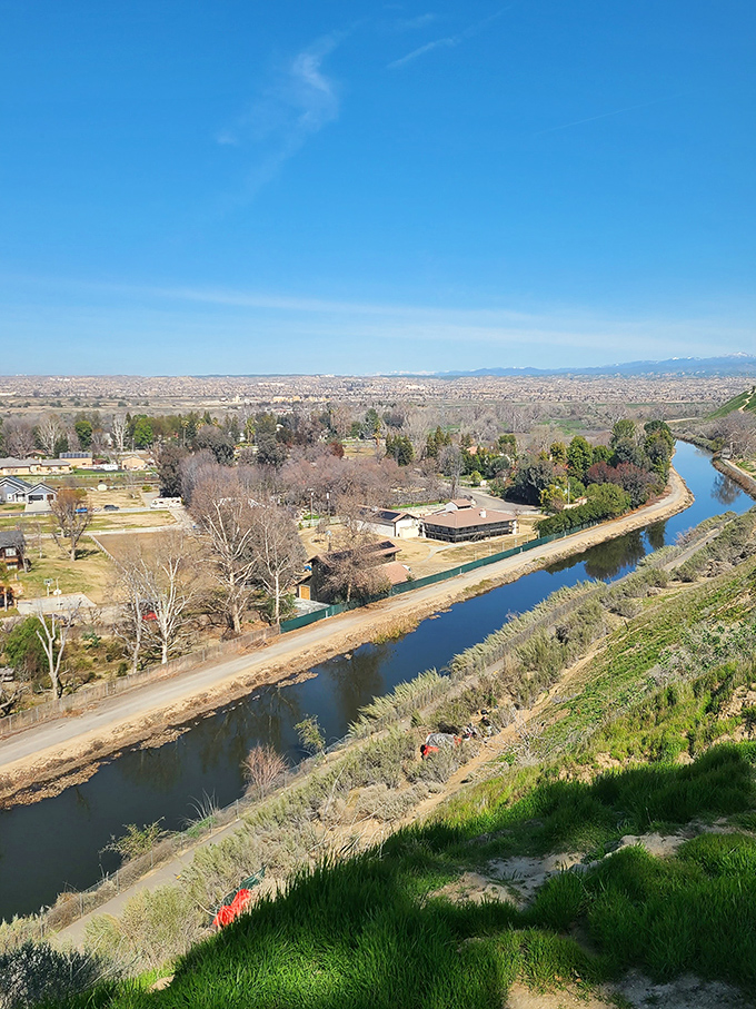 Desert landscapes and mountain views provide million-dollar scenery on a sensible retiree's budget here.