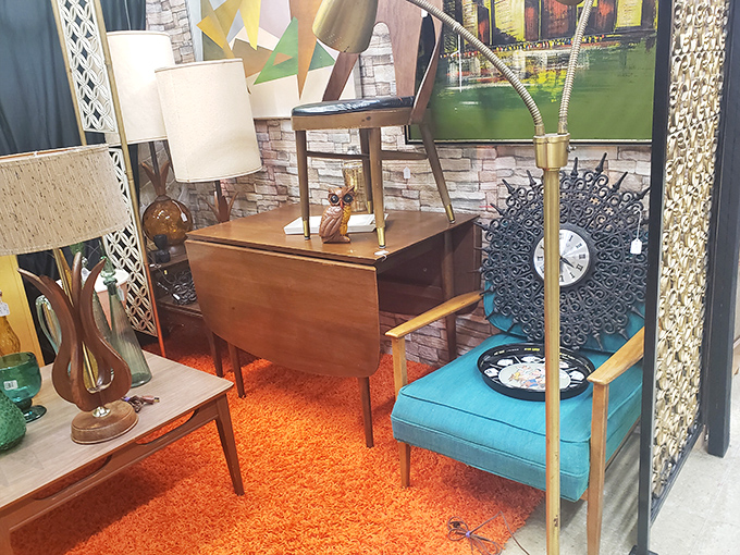 Inside this unassuming building lies a world of vintage wonders that would make any antique roadshow expert's heart skip a beat.