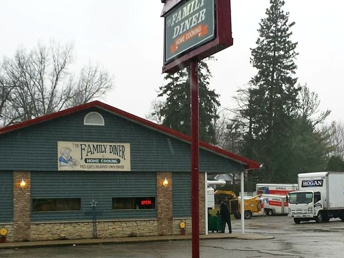 Green building, red roof - this place looks like comfort food tastes in Fountain City.