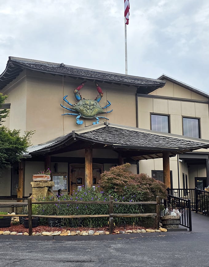 Those maple trees frame the entrance like nature's own welcome mat to seafood paradise.