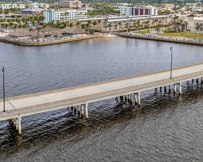 Waterfront dining here means your biggest decision is fish or shrimp, not traffic or parking.