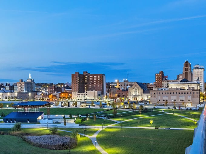 Scenery and affordable dining&mdash;Youngstown's downtown delivers visual and culinary pleasures without emptying your wallet.