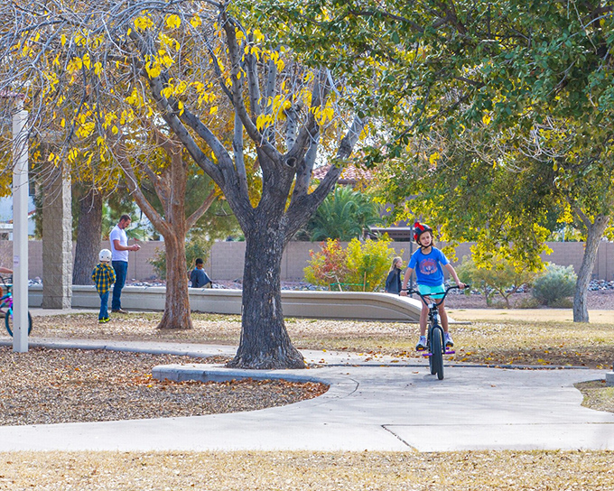 Autumn in the desert brings its own magic. This park offers shady respite where grandkids can ride bikes while grandparents enjoy nature's seasonal show.