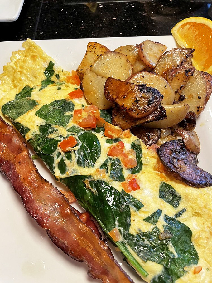 This veggie omelet and home fries combo is the breakfast equivalent of hitting all green lights on your morning commute&mdash;everything going right.