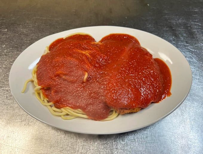 Spaghetti with red sauce: simple, unpretentious, and exactly what you want when comfort food calls. No foam, no fuss, just satisfaction.
