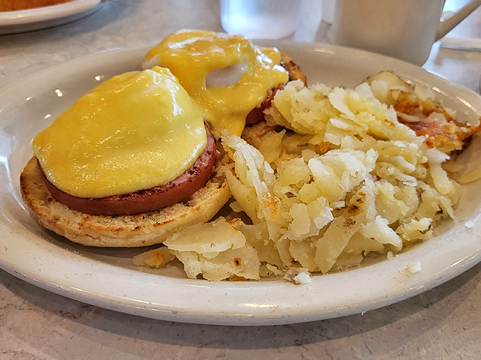 The eggs Benedict here doesn't need fancy hollandaise tricks&mdash;just perfectly poached eggs, quality Canadian bacon, and home fries that mean business.