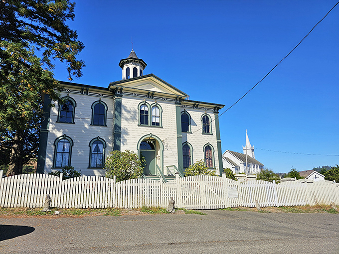 This isn't just any schoolhouse&mdash;it's Hitchcock history. The birds may be gone, but the goosebumps remain.