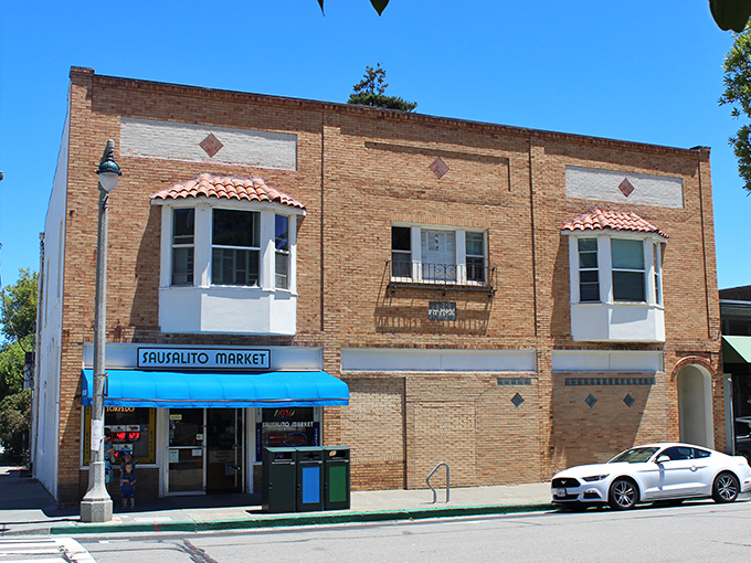 The Sausalito Market's brick fa&ccedil;ade and distinctive bay windows harken back to simpler times, when neighborhood grocers knew your name and your favorite sandwich.