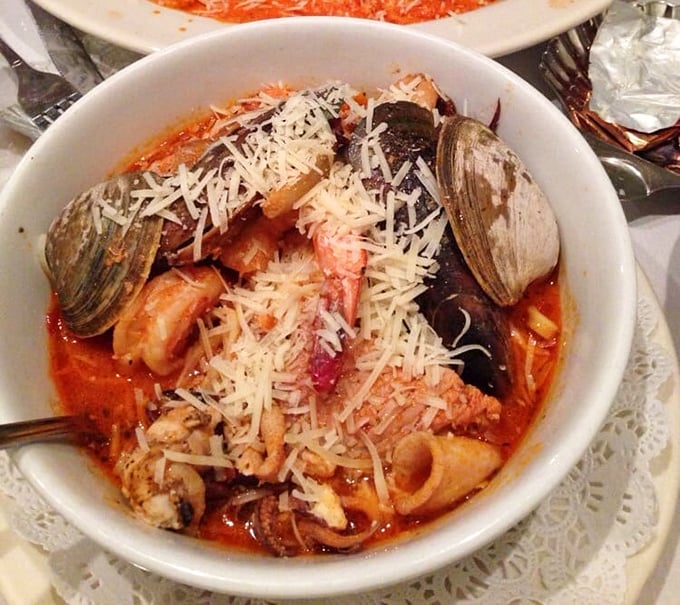The cioppino – a maritime United Nations where shellfish, fish, and tomato broth gather for the most delicious summit imaginable.