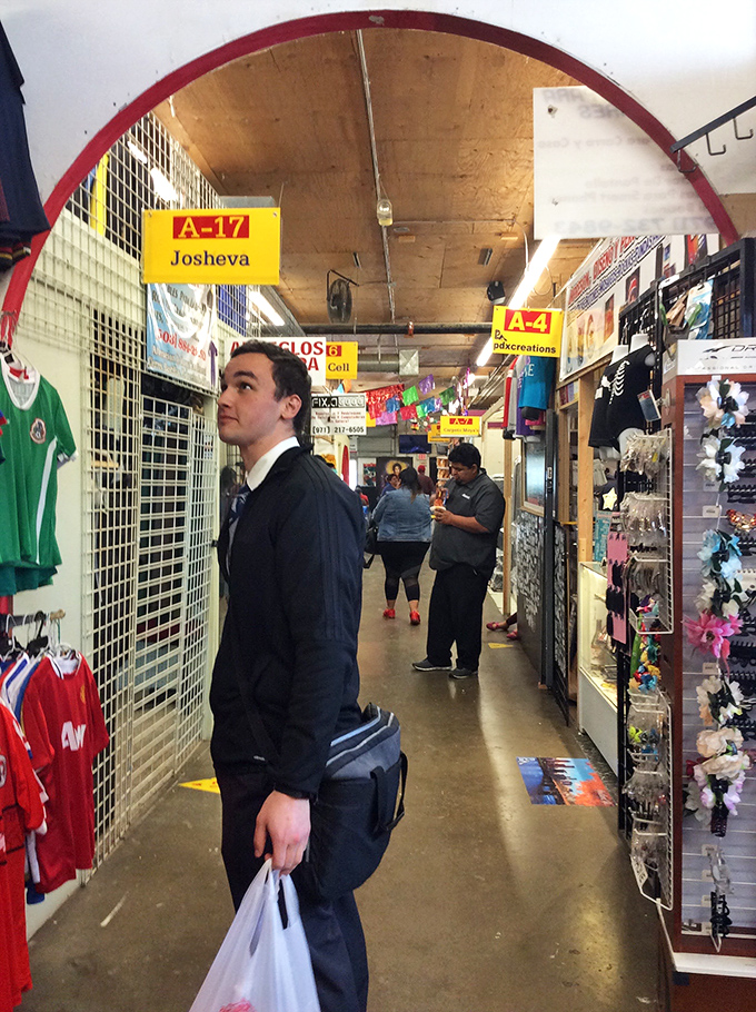 The marketplace's numbered stall system turns shopping into a scavenger hunt. "A-17? Must be between the soccer jerseys and quincea&ntilde;era dresses!"